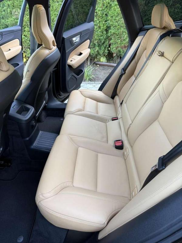 Black Volvo XC60 2024 in Raseiniai, with an engine capacity of 1.97 L and mileage of 47 thousand km for 41000 €, photo 8 on AUTOMOTO.COM.LV