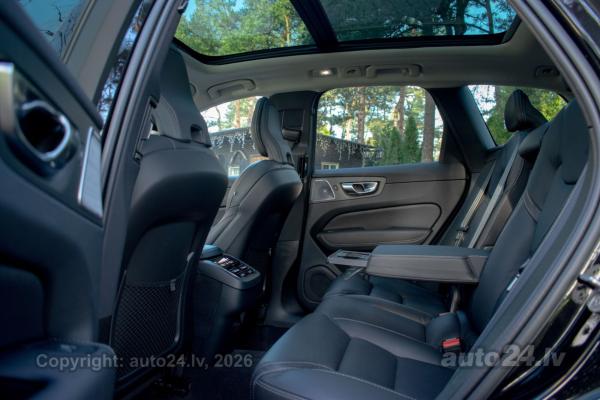 Melns Volvo XC60 2024 Tallina, ar dzinēja tilpumu 2.00 L un nobraukumu 28 tūkst. km par 56880 €, foto 4 vietnē AUTOMOTO.COM.LV