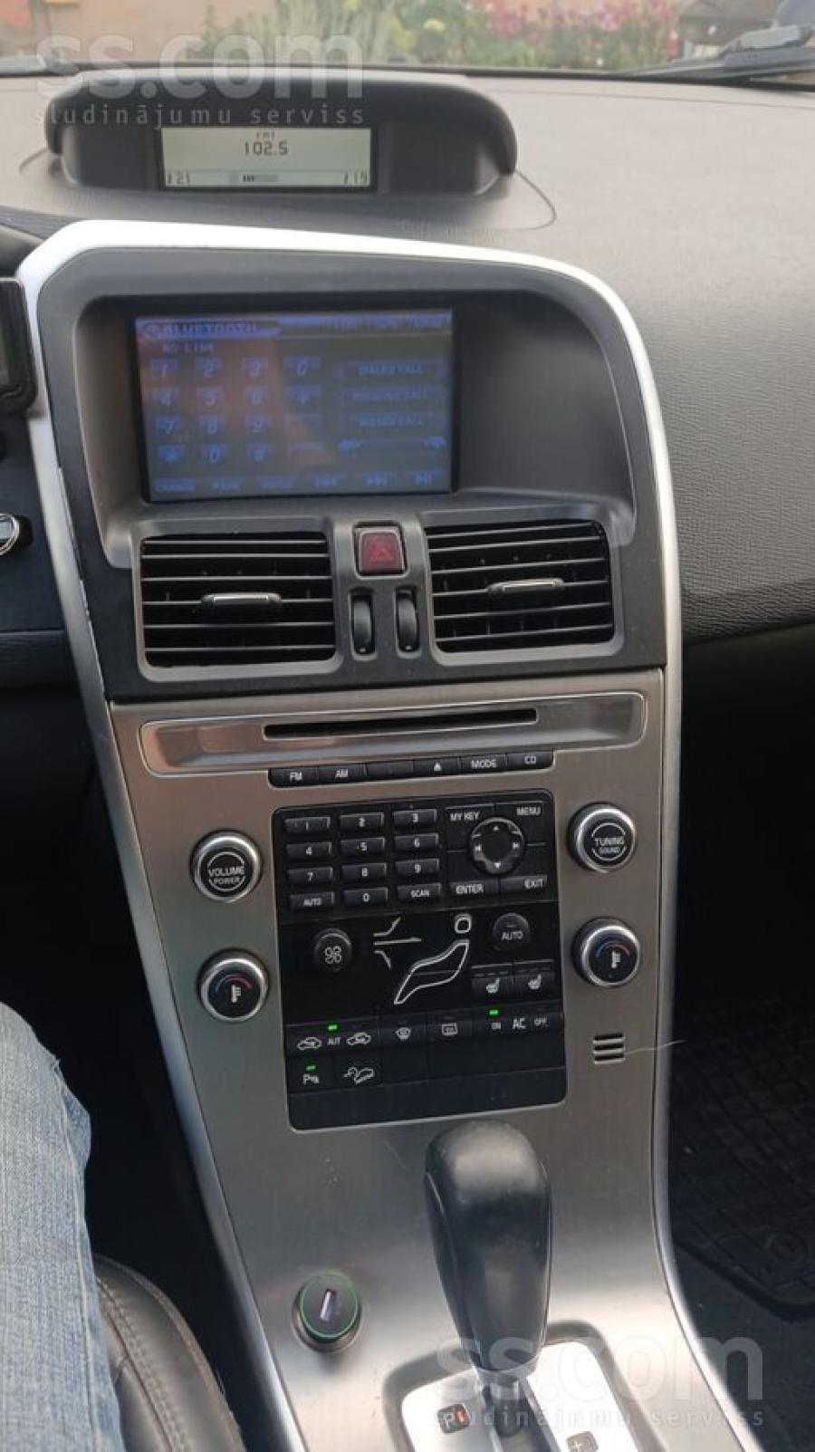 Melns Volvo XC60 2009 Daugavpils, ar dzinēja tilpumu 2.40 L un nobraukumu 272 tūkst. km par 5500 €, foto 5 vietnē AUTOMOTO.COM.LV