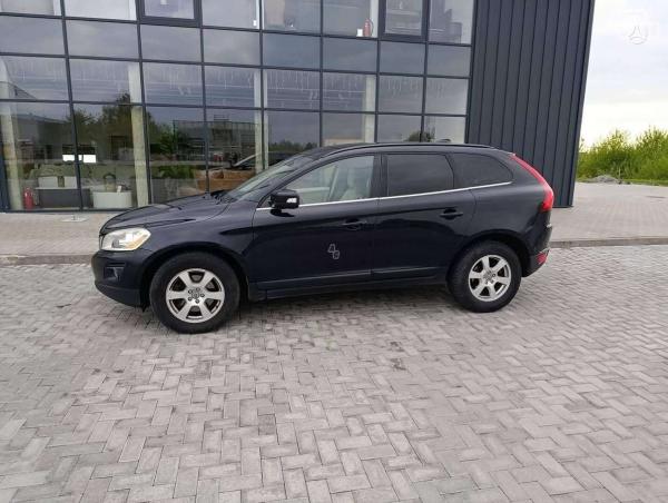 Melns Volvo XC60 2010 Panevēža, ar dzinēja tilpumu 2.40 L un nobraukumu 360 tūkst. km par 5400 €, foto 2 vietnē AUTOMOTO.COM.LV