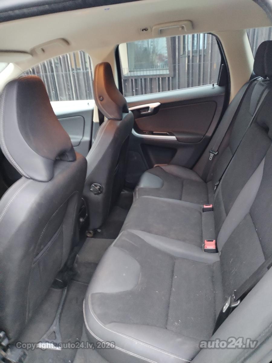 Melns Volvo XC60 2011 Tartu, ar dzinēja tilpumu 2.40 L un nobraukumu 389 tūkst. km par 8000 €, foto 13 vietnē AUTOMOTO.COM.LV