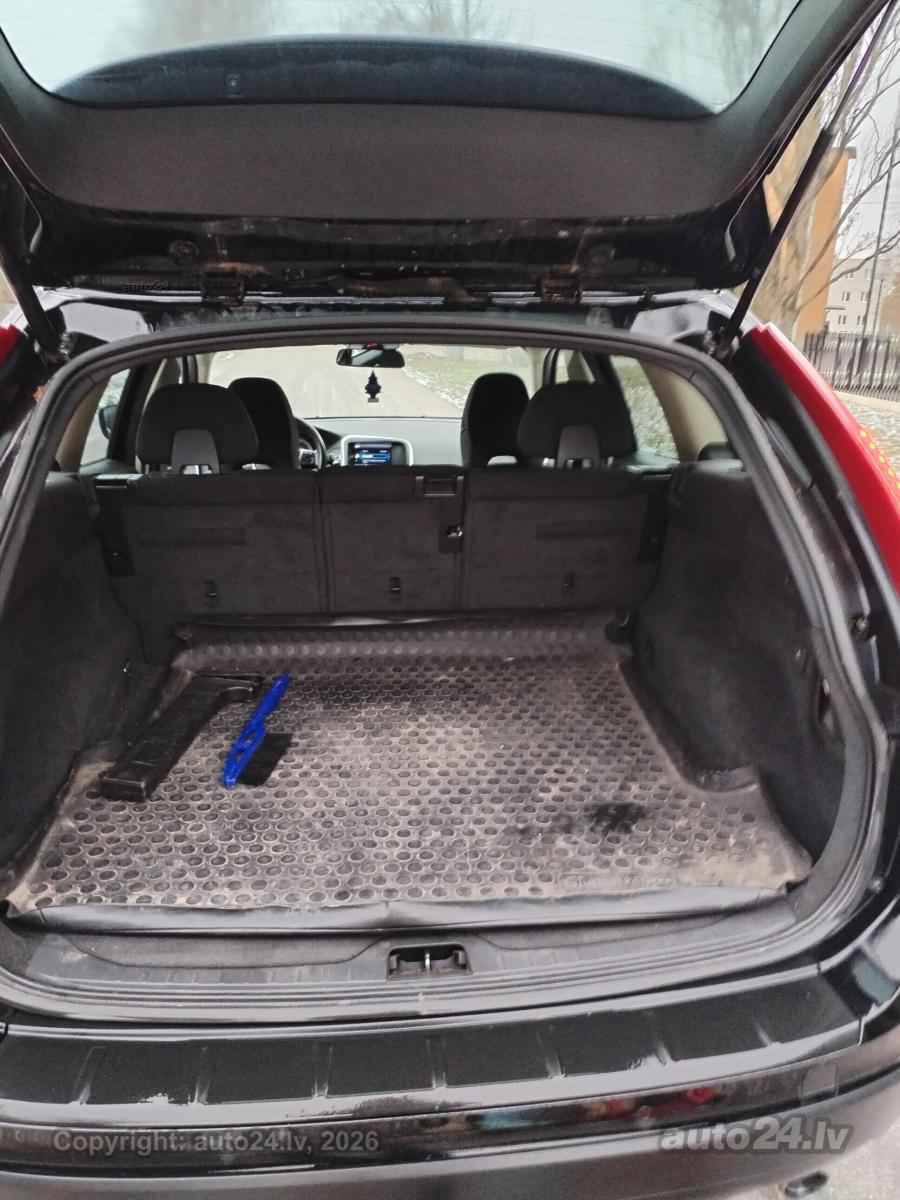 Melns Volvo XC60 2011 Tartu, ar dzinēja tilpumu 2.40 L un nobraukumu 389 tūkst. km par 8000 €, foto 14 vietnē AUTOMOTO.COM.LV
