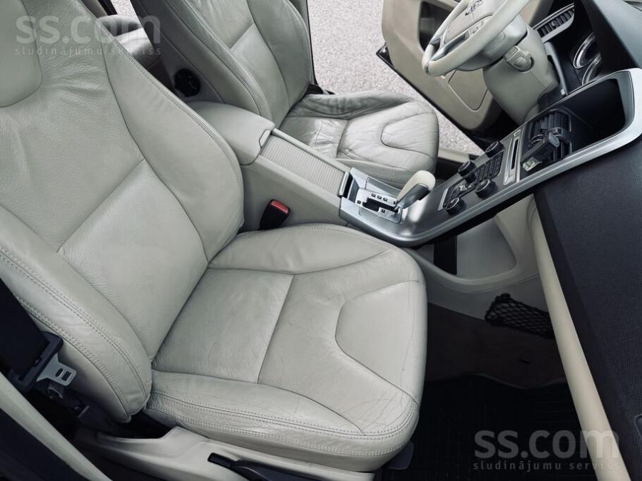 Melns Volvo XC60 2011 Daugavpils, ar dzinēja tilpumu 2.40 L un nobraukumu 249 tūkst. km par 7990 €, foto 14 vietnē AUTOMOTO.COM.LV