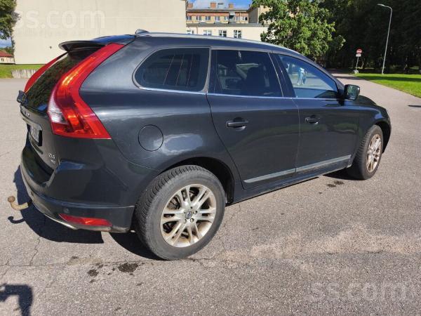 Black Volvo XC60 2013 in Valmiera, with an engine capacity of 2.40 L and mileage of 273 thousand km for 12100 €, photo 1 on AUTOMOTO.COM.LV