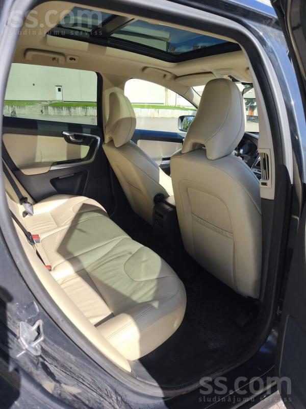 Black Volvo XC60 2013 in Valmiera, with an engine capacity of 2.40 L and mileage of 273 thousand km for 12100 €, photo 7 on AUTOMOTO.COM.LV