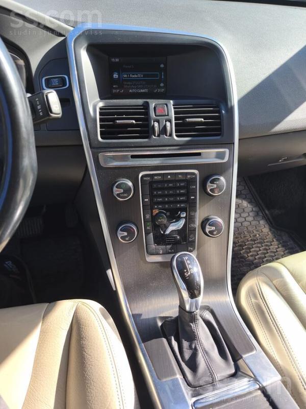Black Volvo XC60 2013 in Valmiera, with an engine capacity of 2.40 L and mileage of 273 thousand km for 12100 €, photo 10 on AUTOMOTO.COM.LV