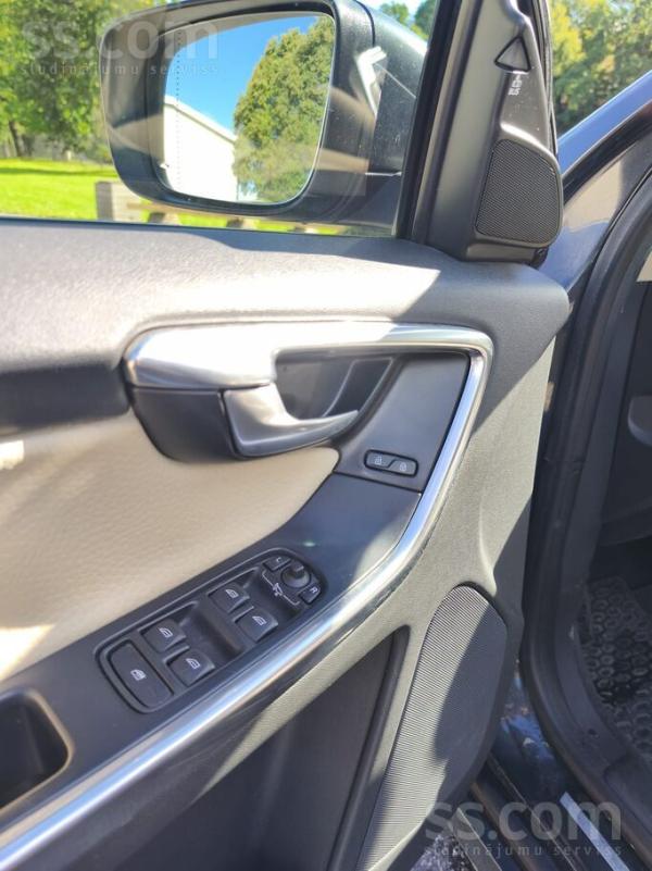 Black Volvo XC60 2013 in Valmiera, with an engine capacity of 2.40 L and mileage of 273 thousand km for 12100 €, photo 11 on AUTOMOTO.COM.LV