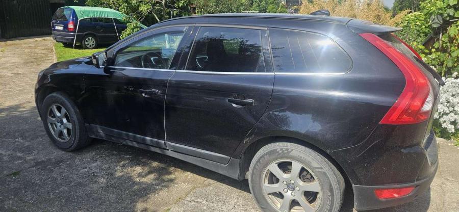 Melns Volvo XC60 2010 Klaipėda, ar dzinēja tilpumu 2.40 L un nobraukumu 386 tūkst. km par 4100 €, foto 4 vietnē AUTOMOTO.COM.LV