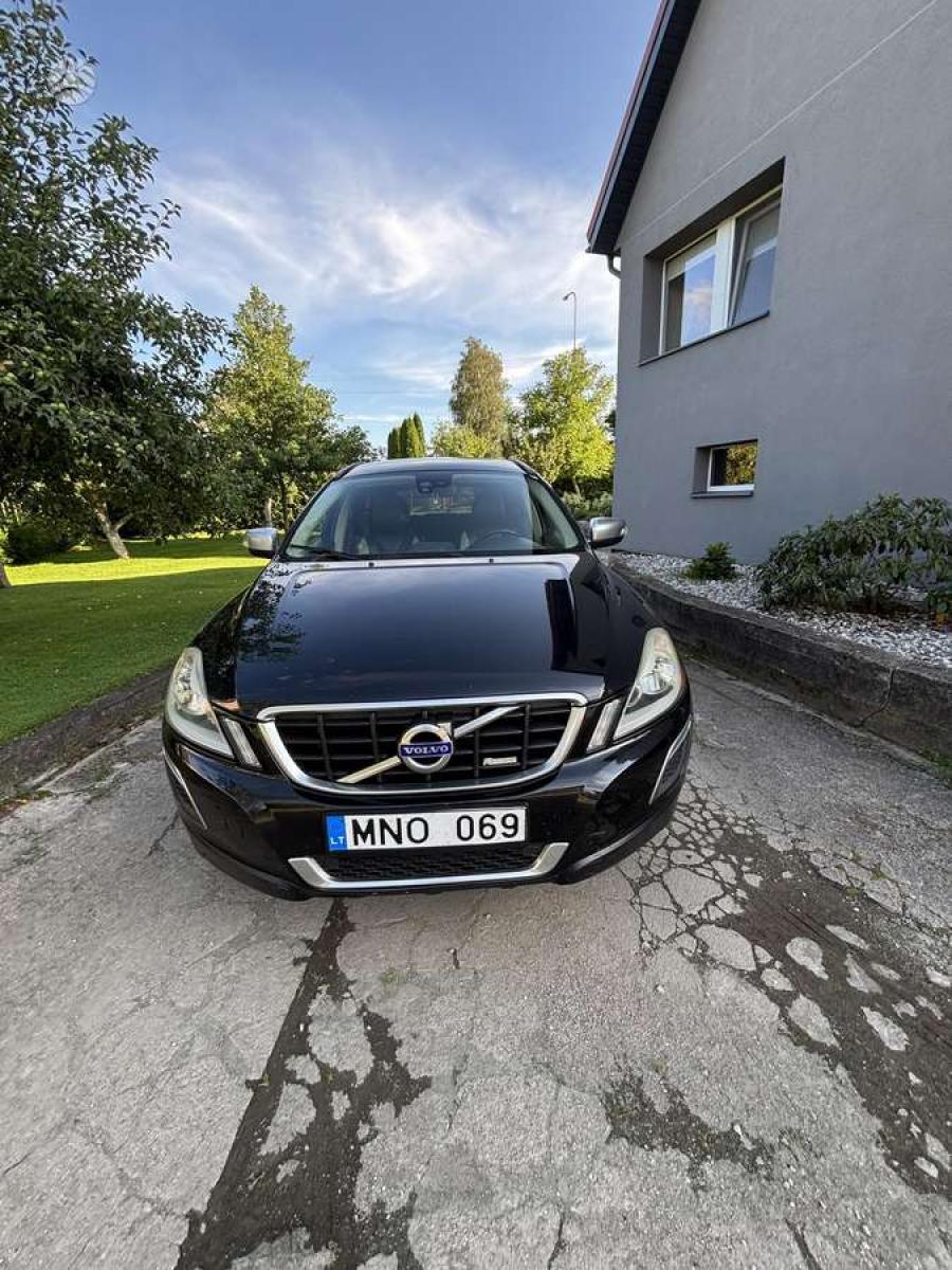 Melns Volvo XC60 2010 Tauragė, ar dzinēja tilpumu 2.40 L un nobraukumu 284 tūkst. km par 7300 €, foto 1 vietnē AUTOMOTO.COM.LV