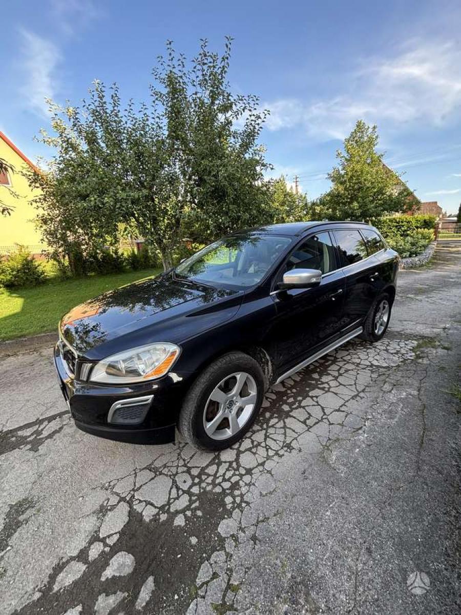 Melns Volvo XC60 2010 Tauragė, ar dzinēja tilpumu 2.40 L un nobraukumu 284 tūkst. km par 7300 €, foto 3 vietnē AUTOMOTO.COM.LV