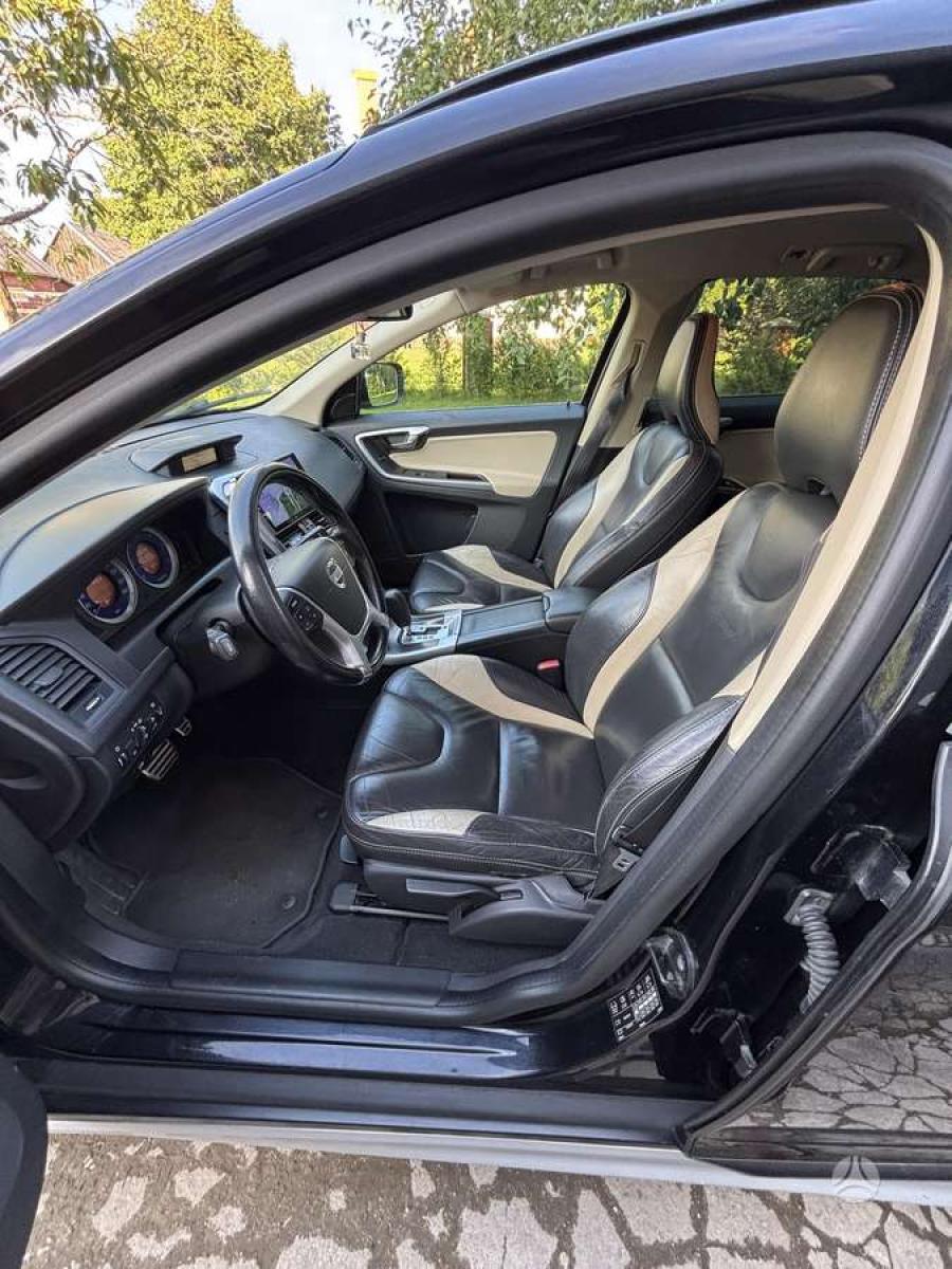 Melns Volvo XC60 2010 Tauragė, ar dzinēja tilpumu 2.40 L un nobraukumu 284 tūkst. km par 7300 €, foto 8 vietnē AUTOMOTO.COM.LV