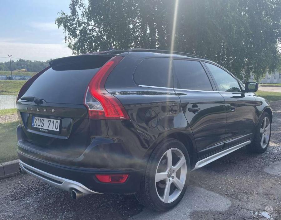 Black Volvo XC60 2010 in Vilnius, with an engine capacity of 2.40 L and mileage of 300 thousand km for 7600 €, photo 6 on AUTOMOTO.COM.LV