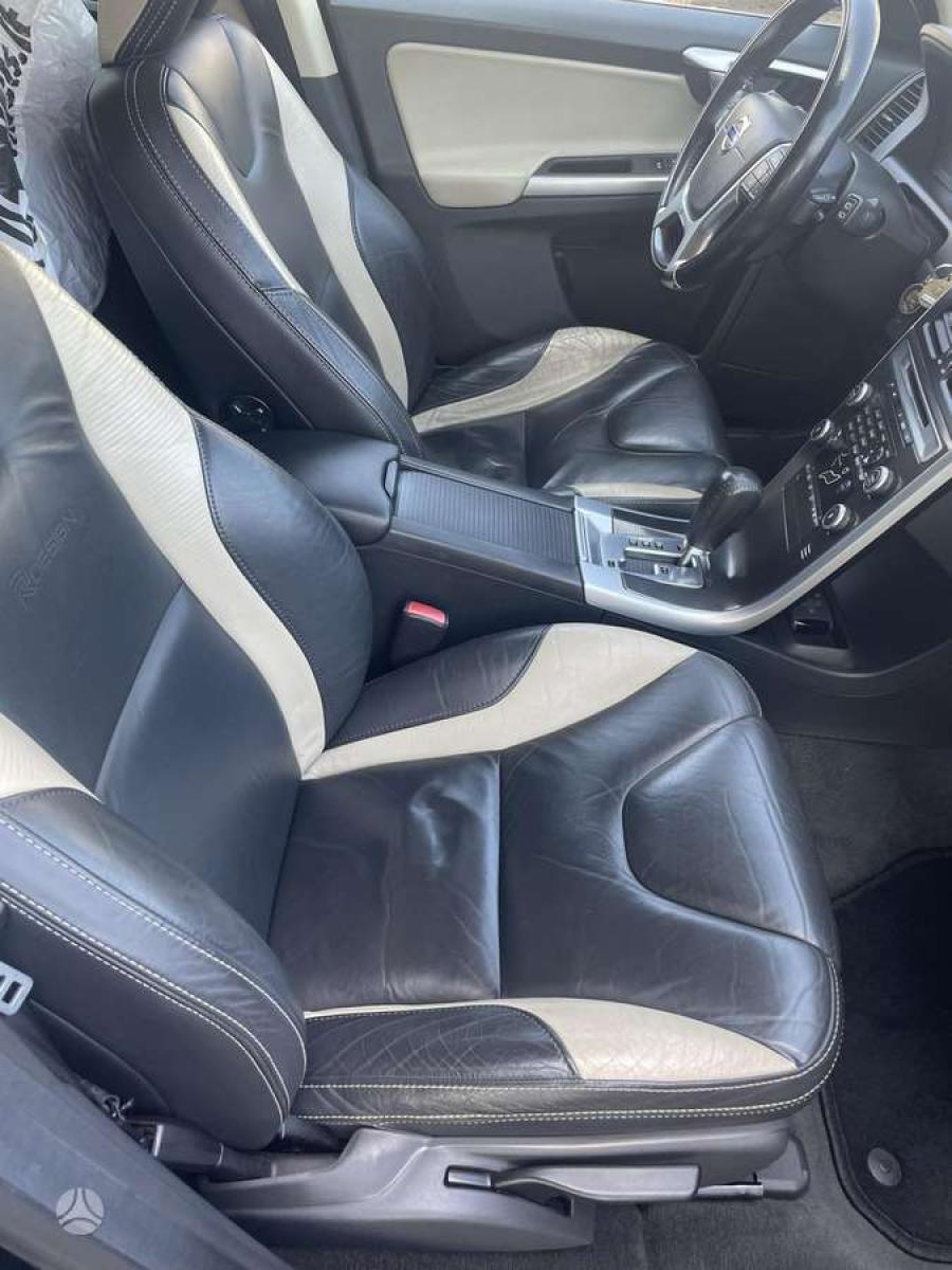 Black Volvo XC60 2010 in Vilnius, with an engine capacity of 2.40 L and mileage of 300 thousand km for 7600 €, photo 8 on AUTOMOTO.COM.LV