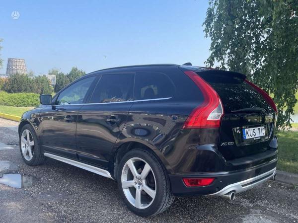 Melns Volvo XC60 2010 Viļņa, ar dzinēja tilpumu 2.40 L un nobraukumu 300 tūkst. km par 6990 €, foto 4 vietnē AUTOMOTO.COM.LV