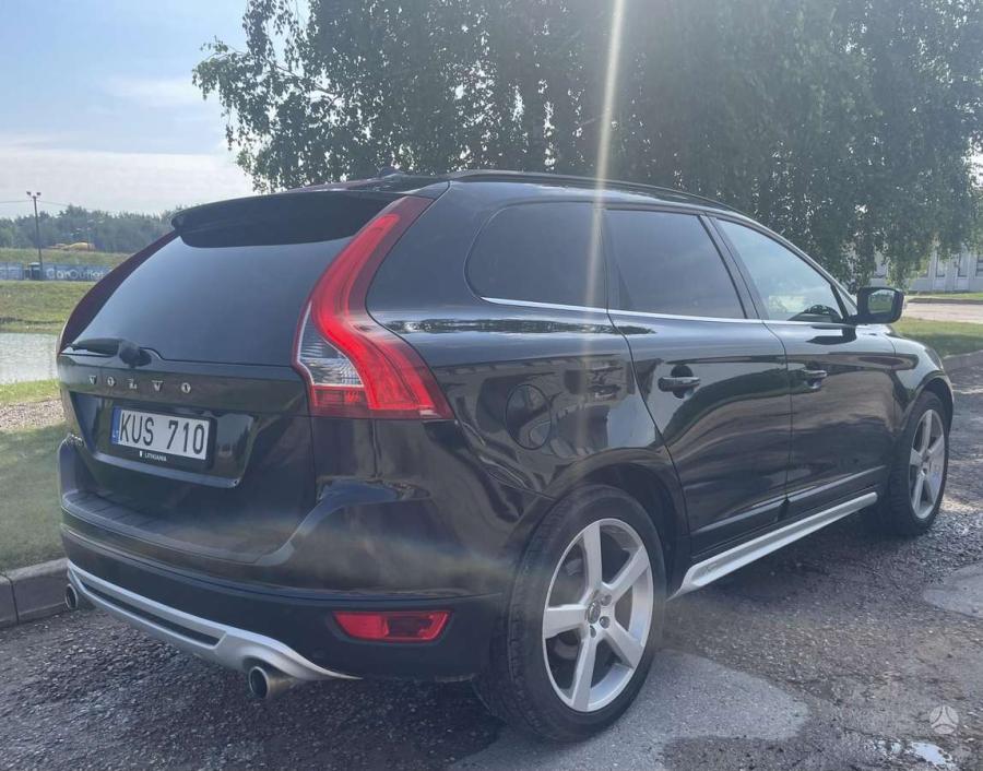 Black Volvo XC60 2010 in Vilnius, with an engine capacity of 2.40 L and mileage of 300 thousand km for 6990 €, photo 6 on AUTOMOTO.COM.LV
