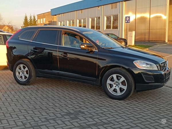 Black Volvo XC60 2011 in Kretinga, with an engine capacity of 2.40 L and mileage of 231 thousand km for 9300 €, photo 4 on AUTOMOTO.COM.LV