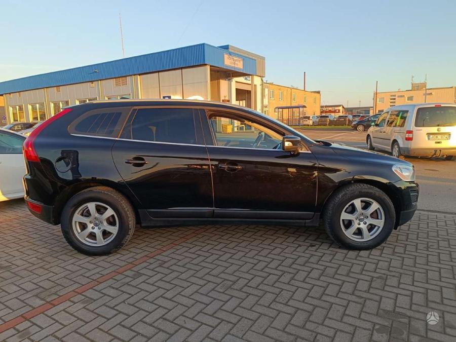 Black Volvo XC60 2011 in Kretinga, with an engine capacity of 2.40 L and mileage of 231 thousand km for 9300 €, photo 5 on AUTOMOTO.COM.LV