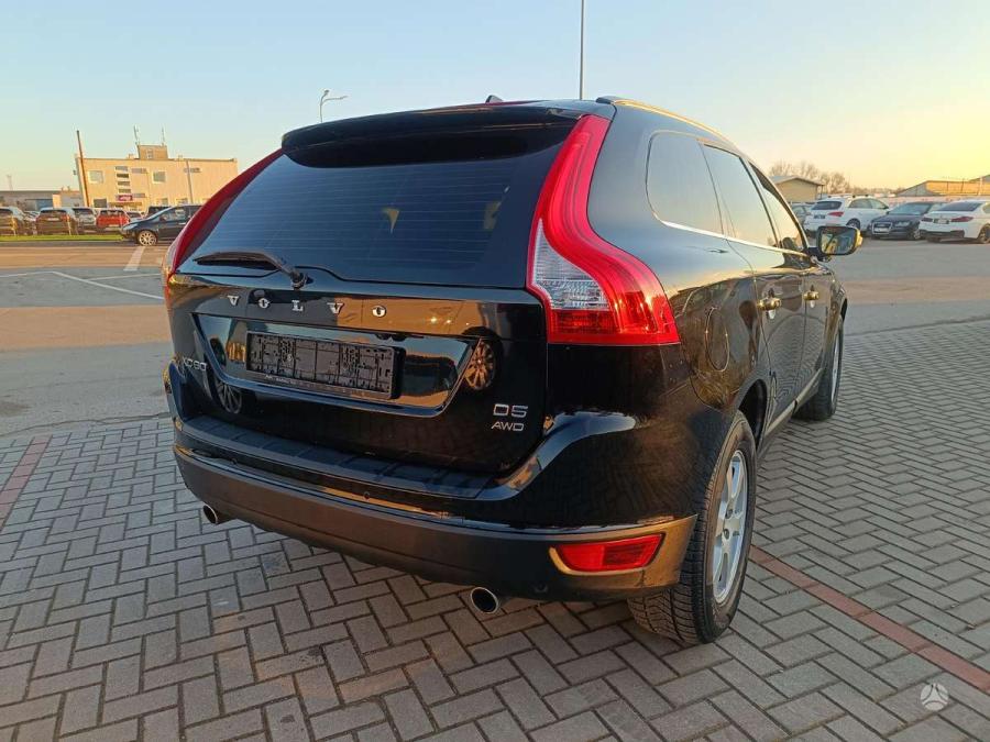 Black Volvo XC60 2011 in Kretinga, with an engine capacity of 2.40 L and mileage of 231 thousand km for 9300 €, photo 6 on AUTOMOTO.COM.LV