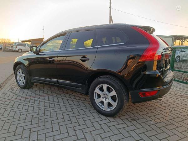 Black Volvo XC60 2011 in Kretinga, with an engine capacity of 2.40 L and mileage of 231 thousand km for 9300 €, photo 7 on AUTOMOTO.COM.LV