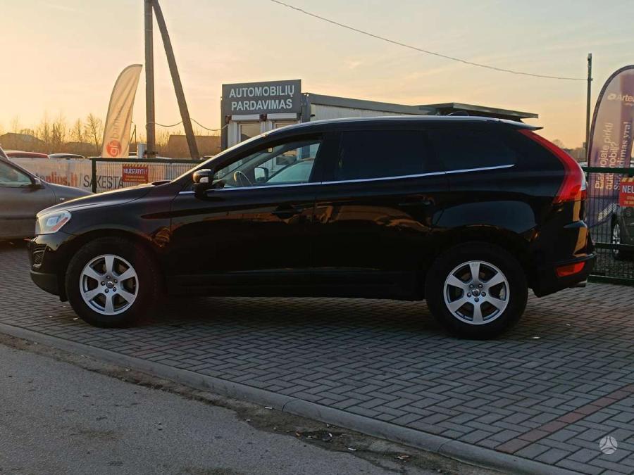 Black Volvo XC60 2011 in Kretinga, with an engine capacity of 2.40 L and mileage of 231 thousand km for 9300 €, photo 8 on AUTOMOTO.COM.LV
