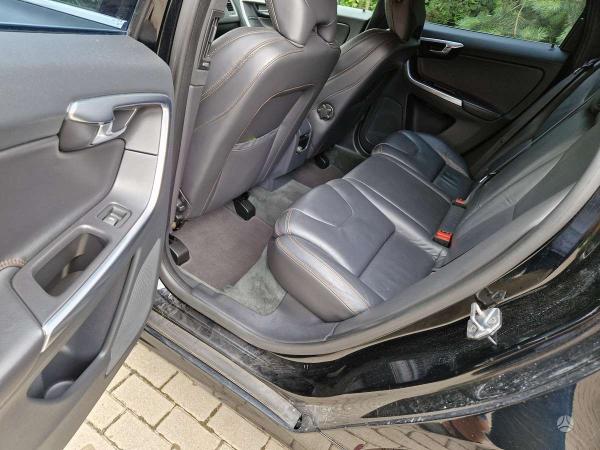 Melns Volvo XC60 2013 Klaipėda, ar dzinēja tilpumu 2.00 L un nobraukumu 251 tūkst. km par 9999 €, foto 4 vietnē AUTOMOTO.COM.LV