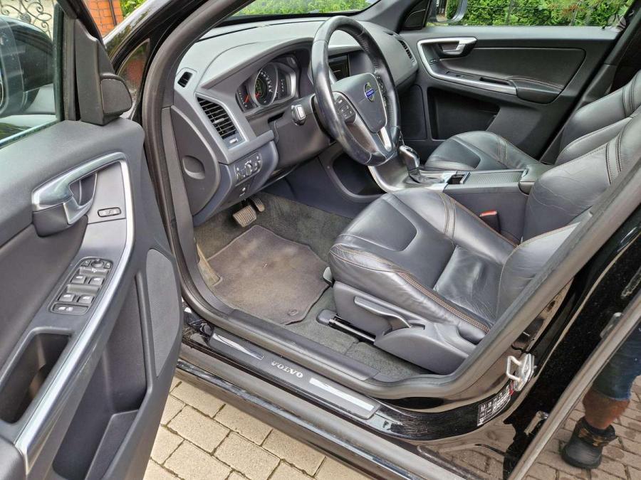 Black Volvo XC60 2013 in Klaipeda, with an engine capacity of 2.00 L and mileage of 251 thousand km for 9999 €, photo 12 on AUTOMOTO.COM.LV