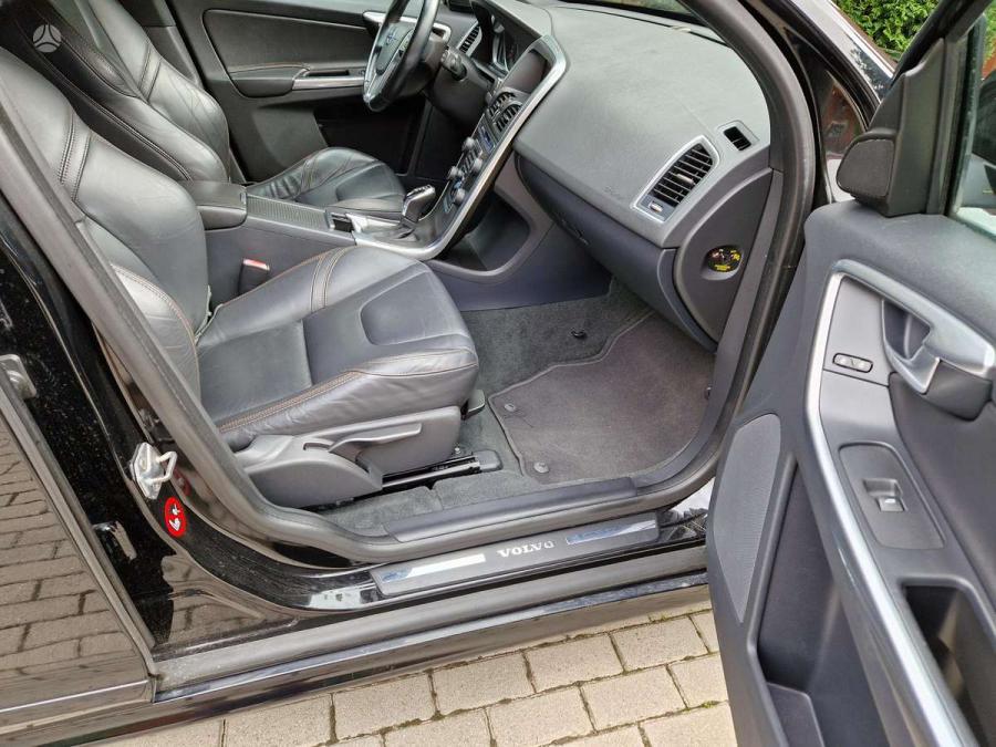 Black Volvo XC60 2013 in Klaipeda, with an engine capacity of 2.00 L and mileage of 251 thousand km for 9999 €, photo 14 on AUTOMOTO.COM.LV