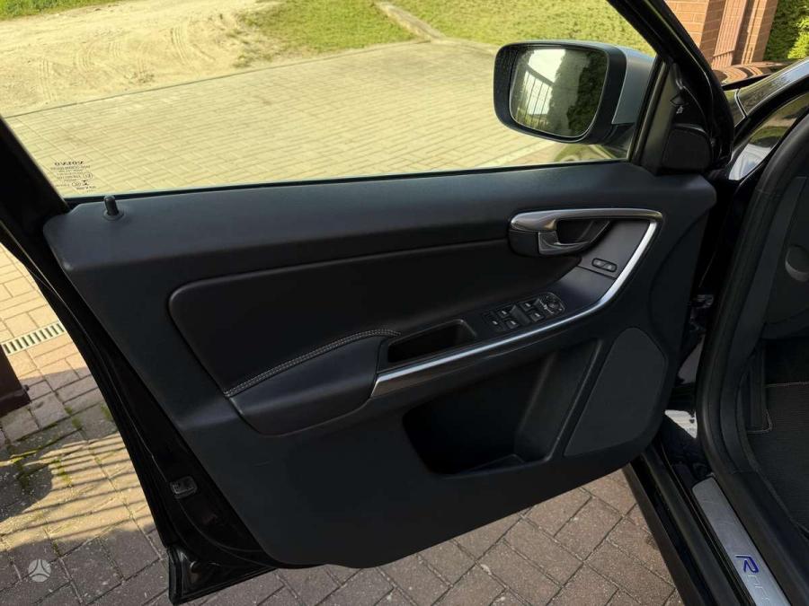 Melns Volvo XC60 2014 Alīta, ar dzinēja tilpumu 2.00 L un nobraukumu 230 tūkst. km par 13500 €, foto 21 vietnē AUTOMOTO.COM.LV