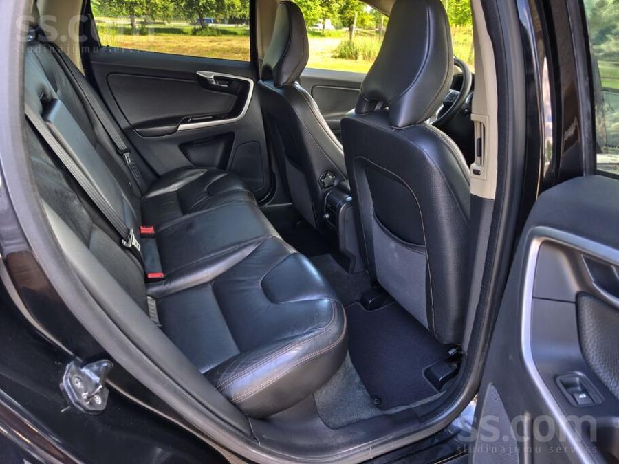 Melns Volvo XC60 2011 Ogre, ar dzinēja tilpumu 2.40 L un nobraukumu 283 tūkst. km par 9270 €, foto 13 vietnē AUTOMOTO.COM.LV