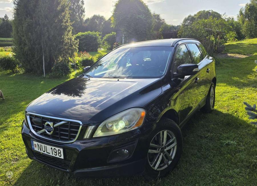 Black Volvo XC60 2010 in Siauliai, with an engine capacity of 2.40 L and mileage of 348 thousand km for 5900 €, photo 4 on AUTOMOTO.COM.LV