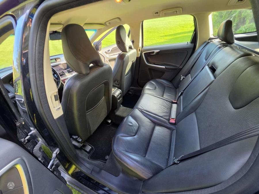 Black Volvo XC60 2010 in Siauliai, with an engine capacity of 2.40 L and mileage of 348 thousand km for 5900 €, photo 7 on AUTOMOTO.COM.LV