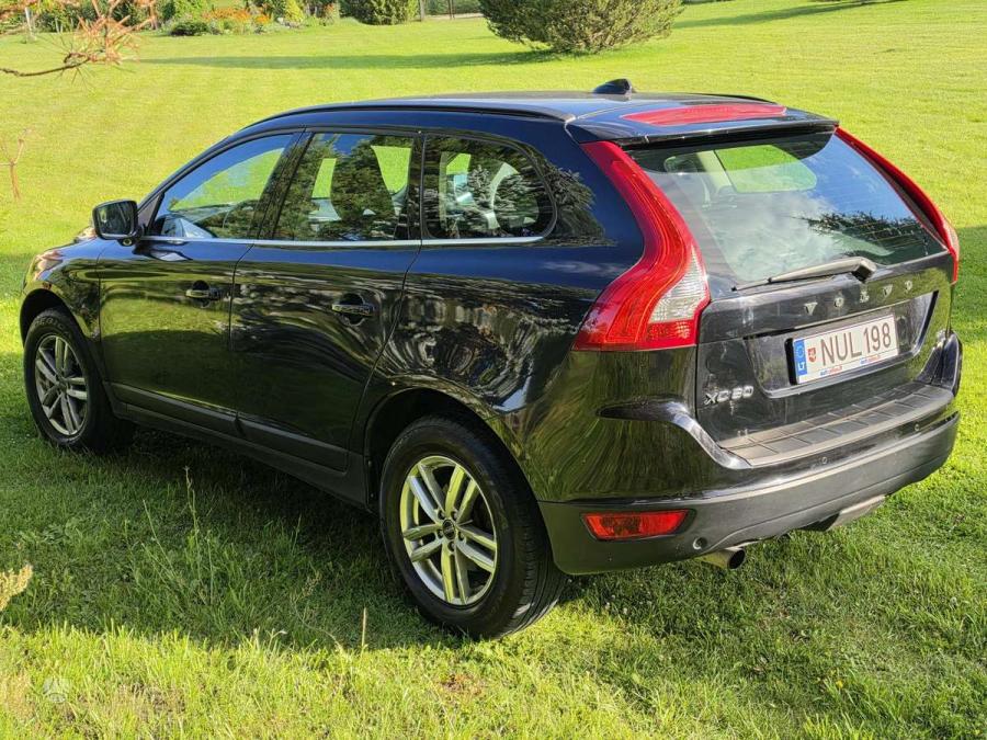 Black Volvo XC60 2010 in Siauliai, with an engine capacity of 2.40 L and mileage of 348 thousand km for 5900 €, photo 8 on AUTOMOTO.COM.LV