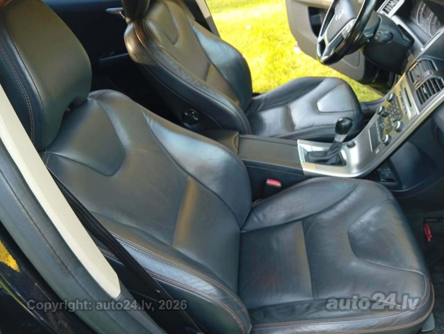 Melns Volvo XC60 2009 Tallina, ar dzinēja tilpumu 2.40 L un nobraukumu 246 tūkst. km par 5300 €, foto 6 vietnē AUTOMOTO.COM.LV
