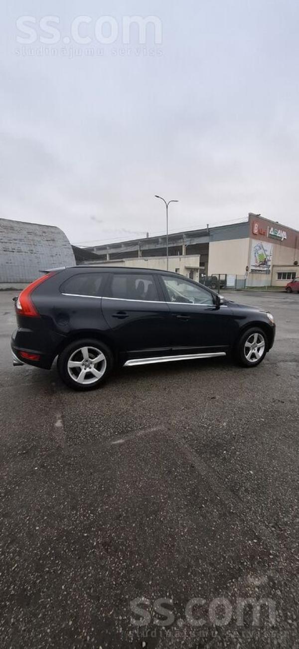 Black Volvo XC60 2010 in Riga, with an engine capacity of 2.40 L and mileage of 260 thousand km for 6950 €, photo 1 on AUTOMOTO.COM.LV