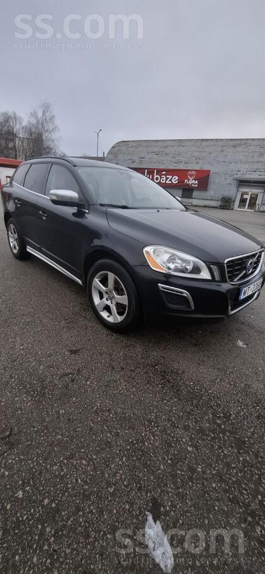 Black Volvo XC60 2010 in Riga, with an engine capacity of 2.40 L and mileage of 260 thousand km for 6950 €, photo 2 on AUTOMOTO.COM.LV