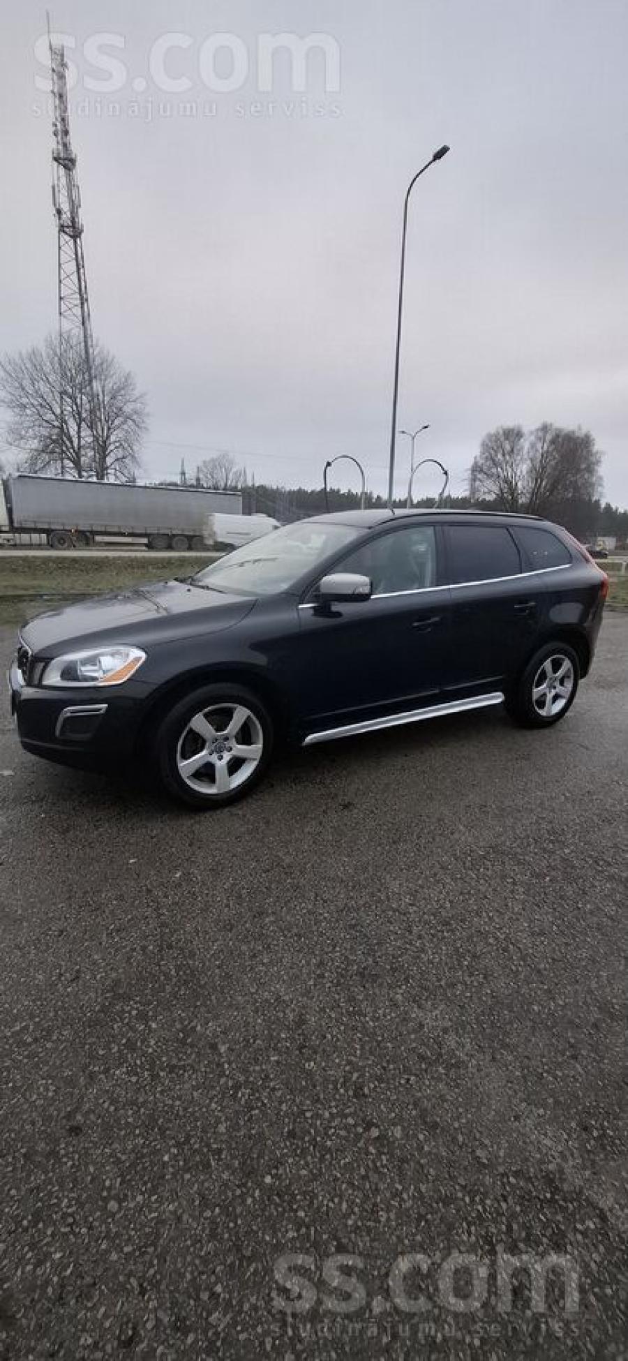 Black Volvo XC60 2010 in Riga, with an engine capacity of 2.40 L and mileage of 260 thousand km for 6950 €, photo 5 on AUTOMOTO.COM.LV