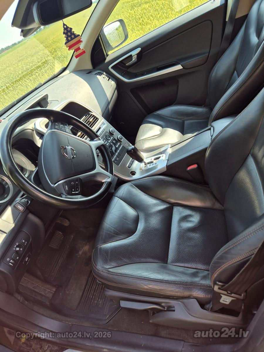 Melns Volvo XC60 2010 Rakvere, ar dzinēja tilpumu 2.40 L un nobraukumu 281 tūkst. km par 9800 €, foto 9 vietnē AUTOMOTO.COM.LV