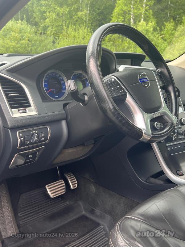 Black Volvo XC60 2010 in Tallinn, with an engine capacity of 2.40 L and mileage of 412 thousand km for 8400 €, photo 6 on AUTOMOTO.COM.LV