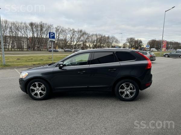 Black Volvo XC60 2011 in Liepaja, with an engine capacity of 2.40 L and mileage of 282 thousand km for 8400 €, photo 3 on AUTOMOTO.COM.LV