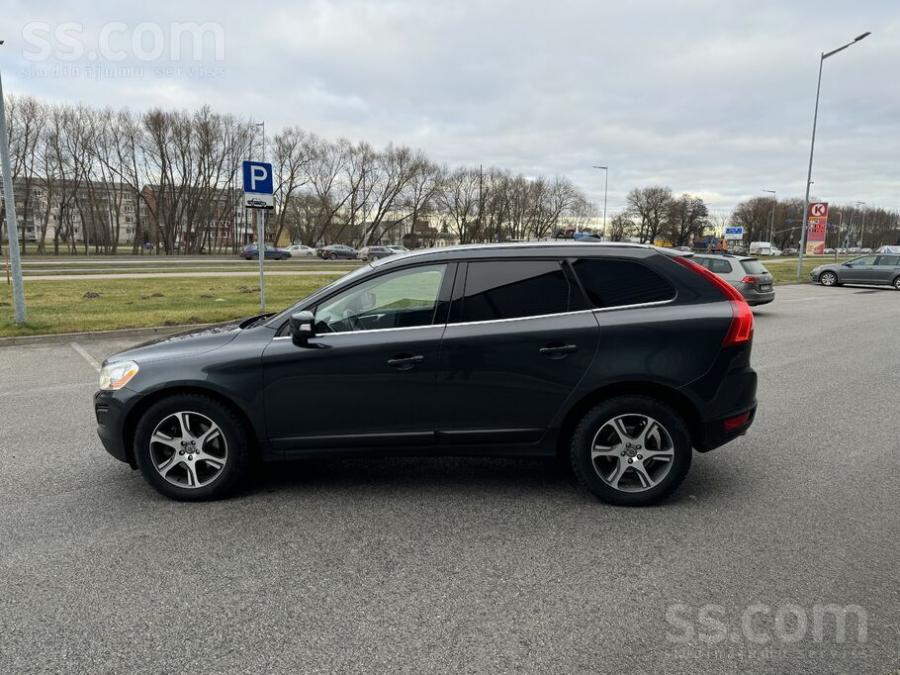 Black Volvo XC60 2011 in Liepaja, with an engine capacity of 2.40 L and mileage of 282 thousand km for 8400 €, photo 3 on AUTOMOTO.COM.LV