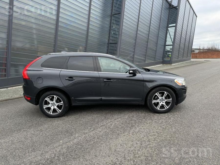 Black Volvo XC60 2011 in Liepaja, with an engine capacity of 2.40 L and mileage of 282 thousand km for 8400 €, photo 6 on AUTOMOTO.COM.LV