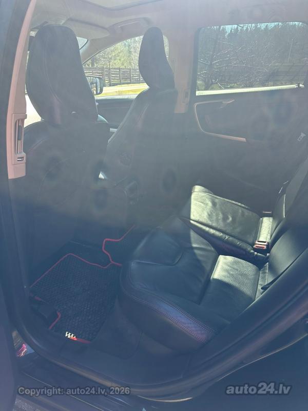 Melns Volvo XC60 2011 Rīga, ar dzinēja tilpumu 2.40 L un nobraukumu 240 tūkst. km par 8500 €, foto 4 vietnē AUTOMOTO.COM.LV