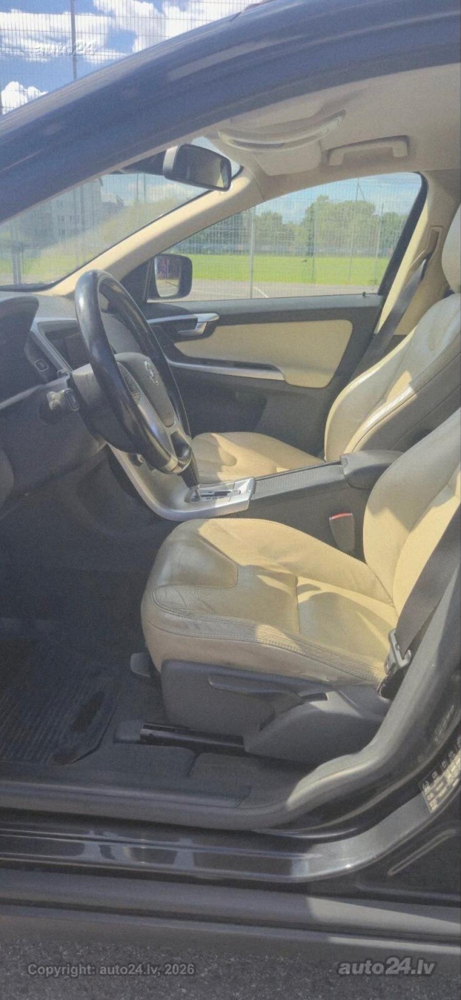 Melns Volvo XC60 2011 Narva, ar dzinēja tilpumu 2.40 L un nobraukumu 260 tūkst. km par 8000 €, foto 10 vietnē AUTOMOTO.COM.LV