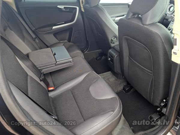 Black Volvo XC60 2011 in Tartu, with an engine capacity of 2.00 L and mileage of 216 thousand km for 9590 €, photo 9 on AUTOMOTO.COM.LV
