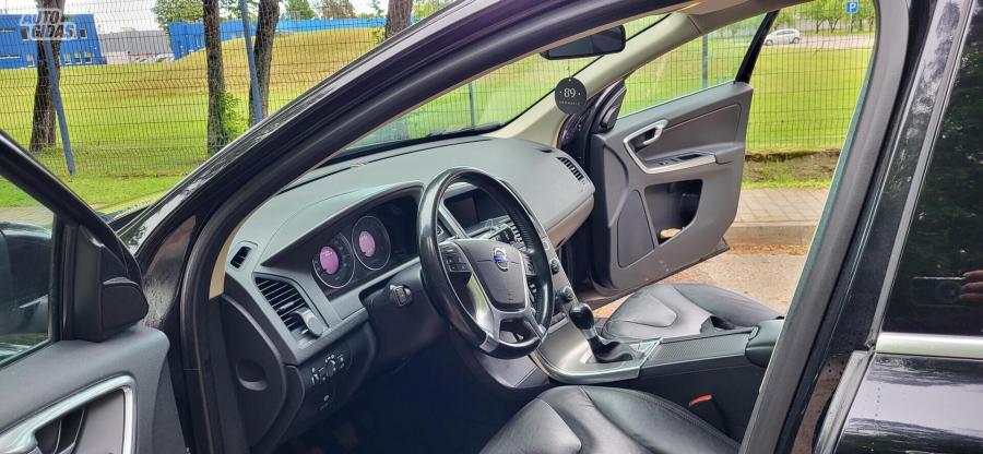 Black Volvo XC60 2012 in Alytus, with an engine capacity of 2.00 L and mileage of 200 thousand km for 9600 €, photo 8 on AUTOMOTO.COM.LV