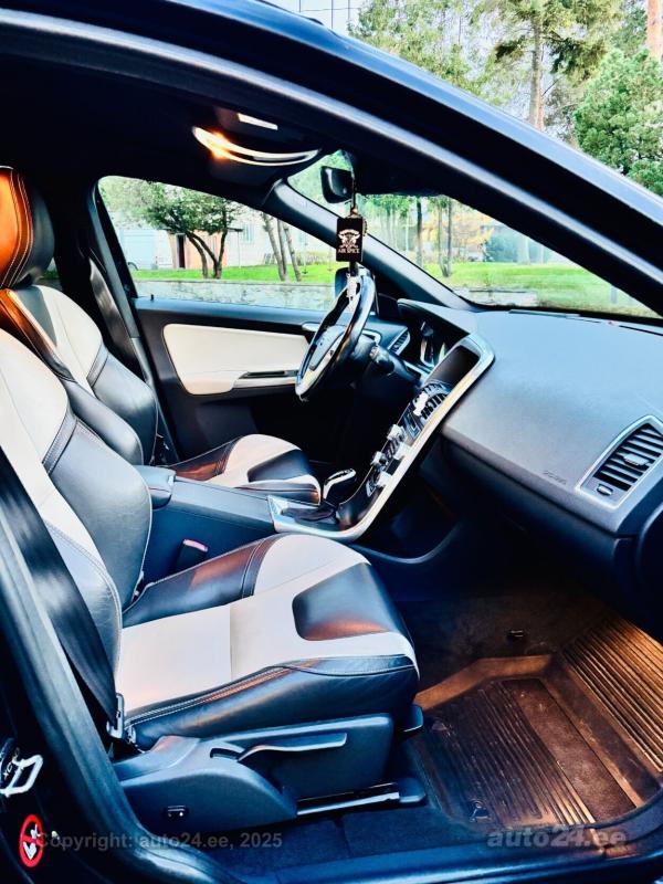 Melns Volvo XC60 2015 Tallina, ar dzinēja tilpumu 2.40 L un nobraukumu 189 tūkst. km par 17000 €, foto 11 vietnē AUTOMOTO.COM.LV