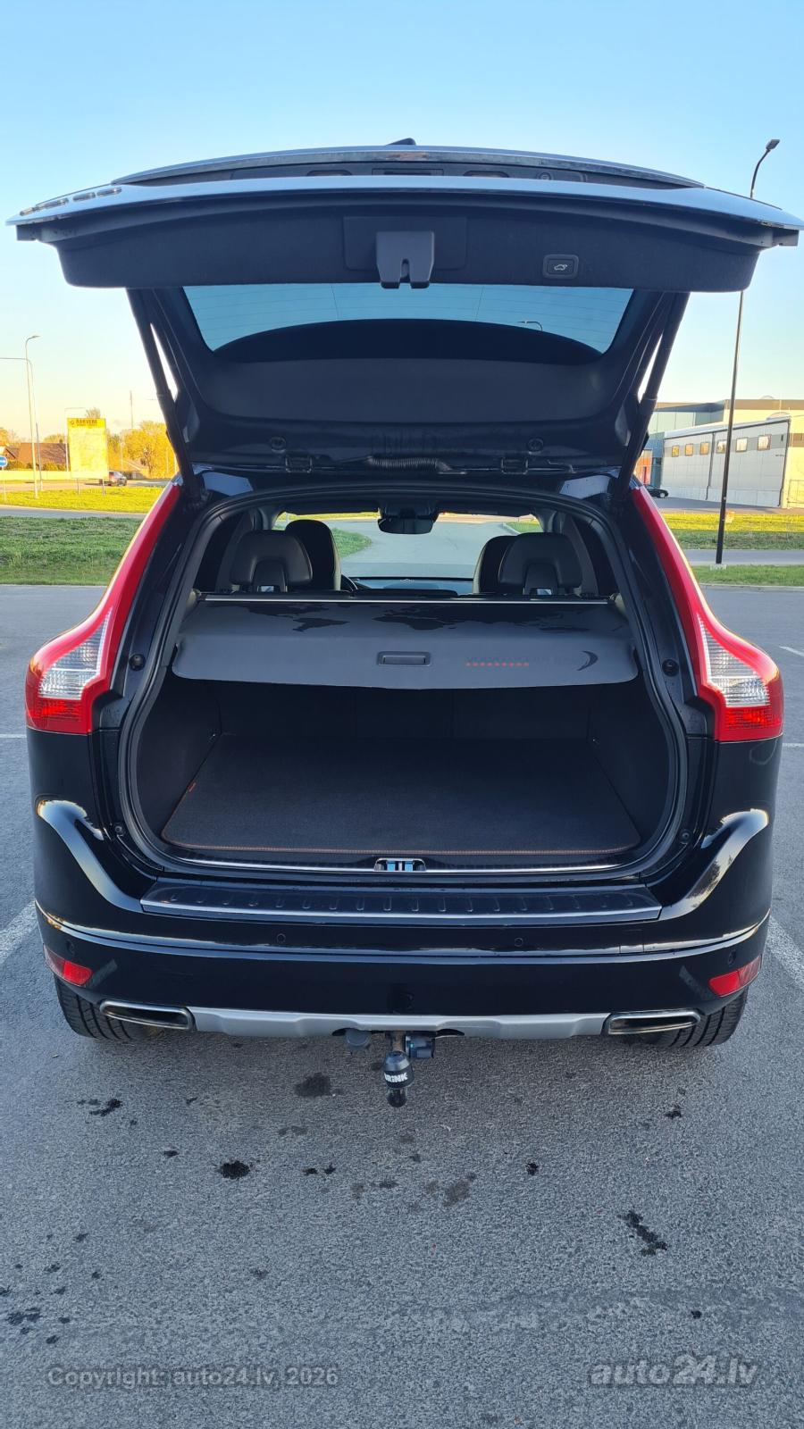 Black Volvo XC60 2016 in Rakvere, with an engine capacity of 2.40 L and mileage of 265 thousand km for 17900 €, photo 7 on AUTOMOTO.COM.LV