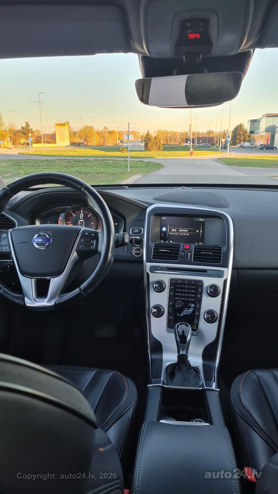 Black Volvo XC60 2016 in Rakvere, with an engine capacity of 2.40 L and mileage of 265 thousand km for 17900 €, photo 8 on AUTOMOTO.COM.LV