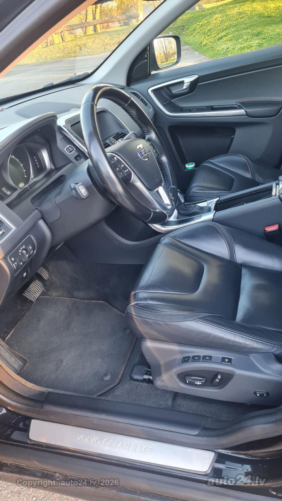 Black Volvo XC60 2016 in Rakvere, with an engine capacity of 2.40 L and mileage of 265 thousand km for 17900 €, photo 10 on AUTOMOTO.COM.LV