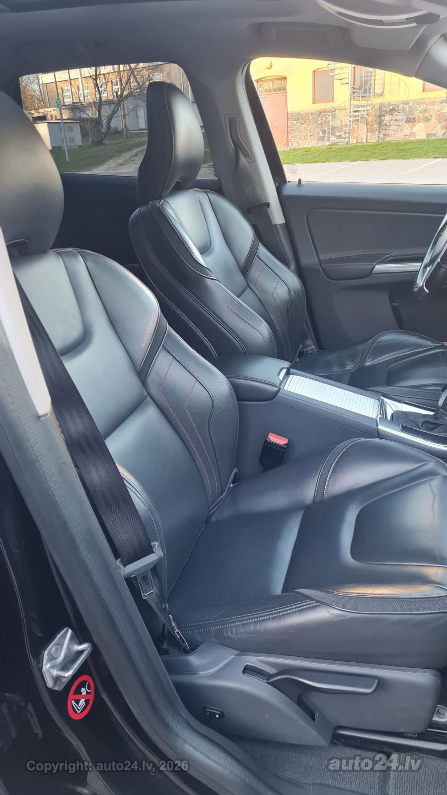 Black Volvo XC60 2016 in Rakvere, with an engine capacity of 2.40 L and mileage of 265 thousand km for 17900 €, photo 11 on AUTOMOTO.COM.LV